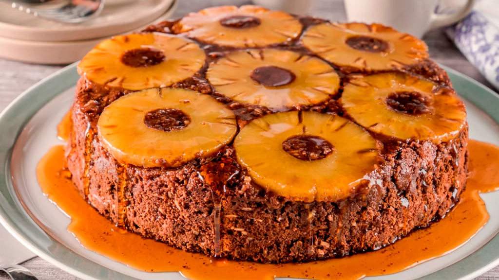 Pastel volteado de piña sabor chocolate - Rexal